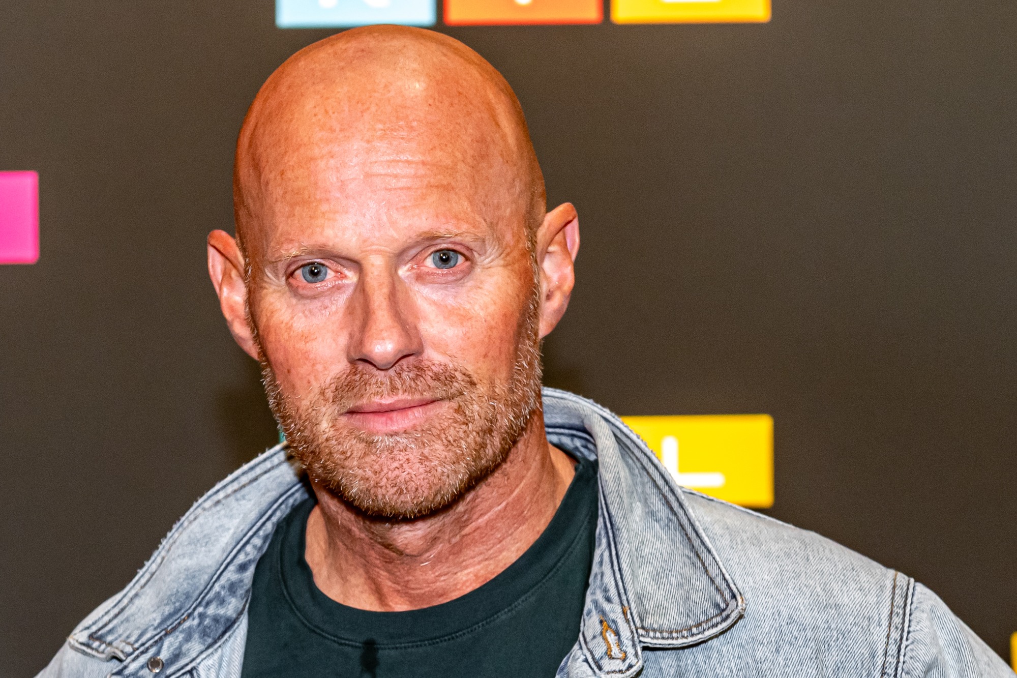 Erik van Special Forces VIPS geeft leerling een standje in nieuw seizoen Dream School